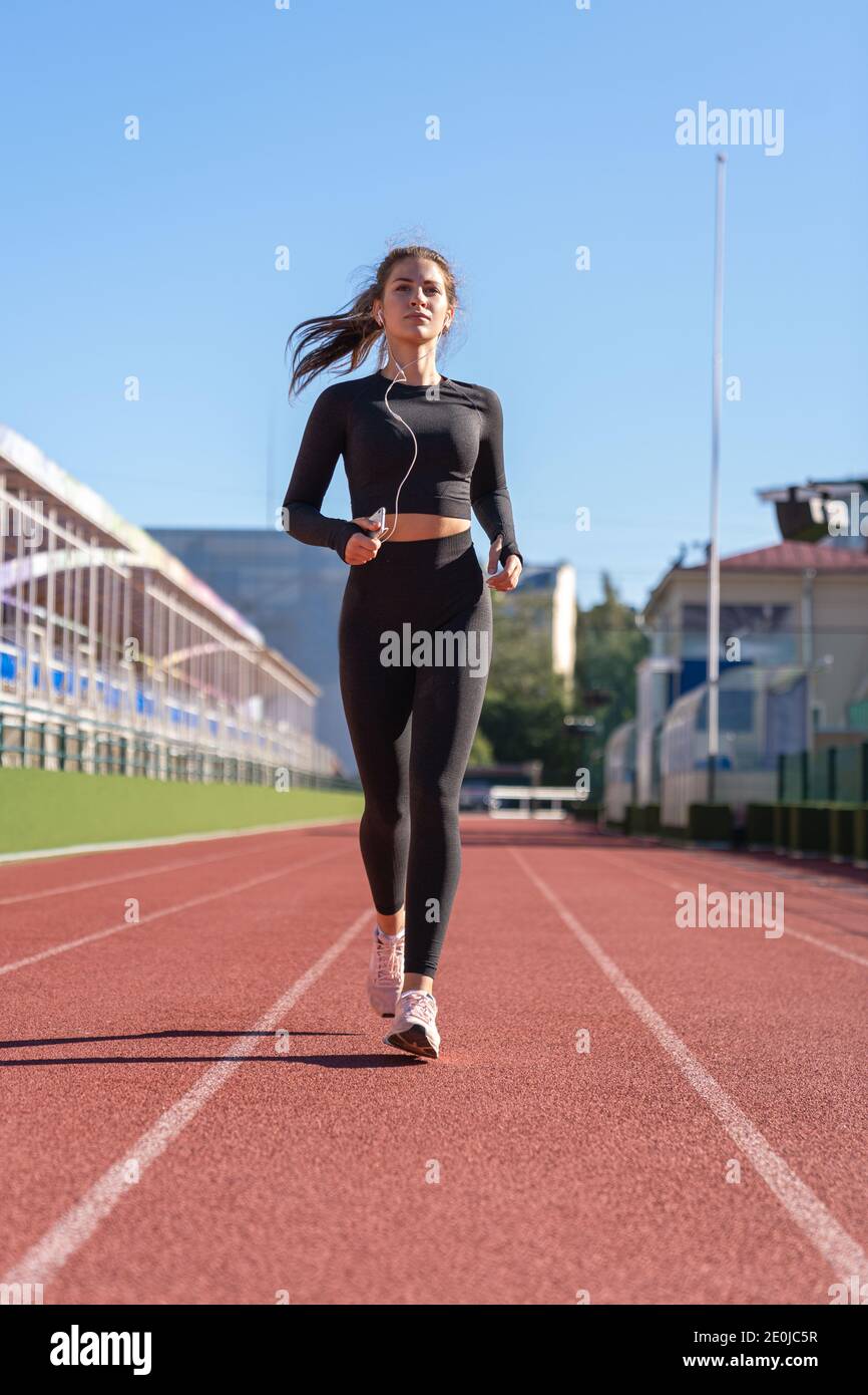 Black woman runner hi-res stock photography and images - Alamy