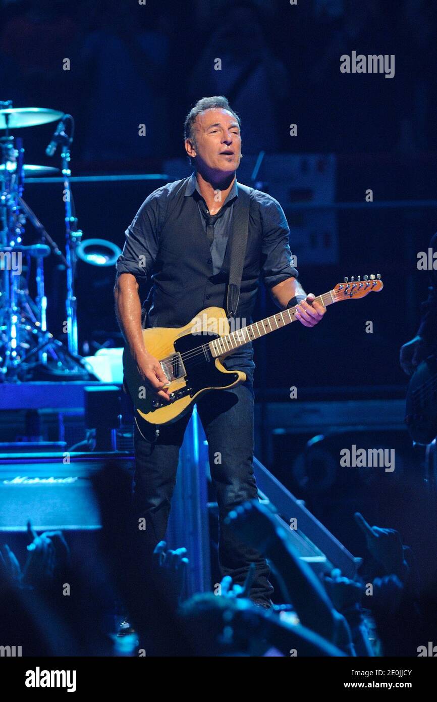 2012 wrecking ball tour hi-res stock photography and images - Alamy