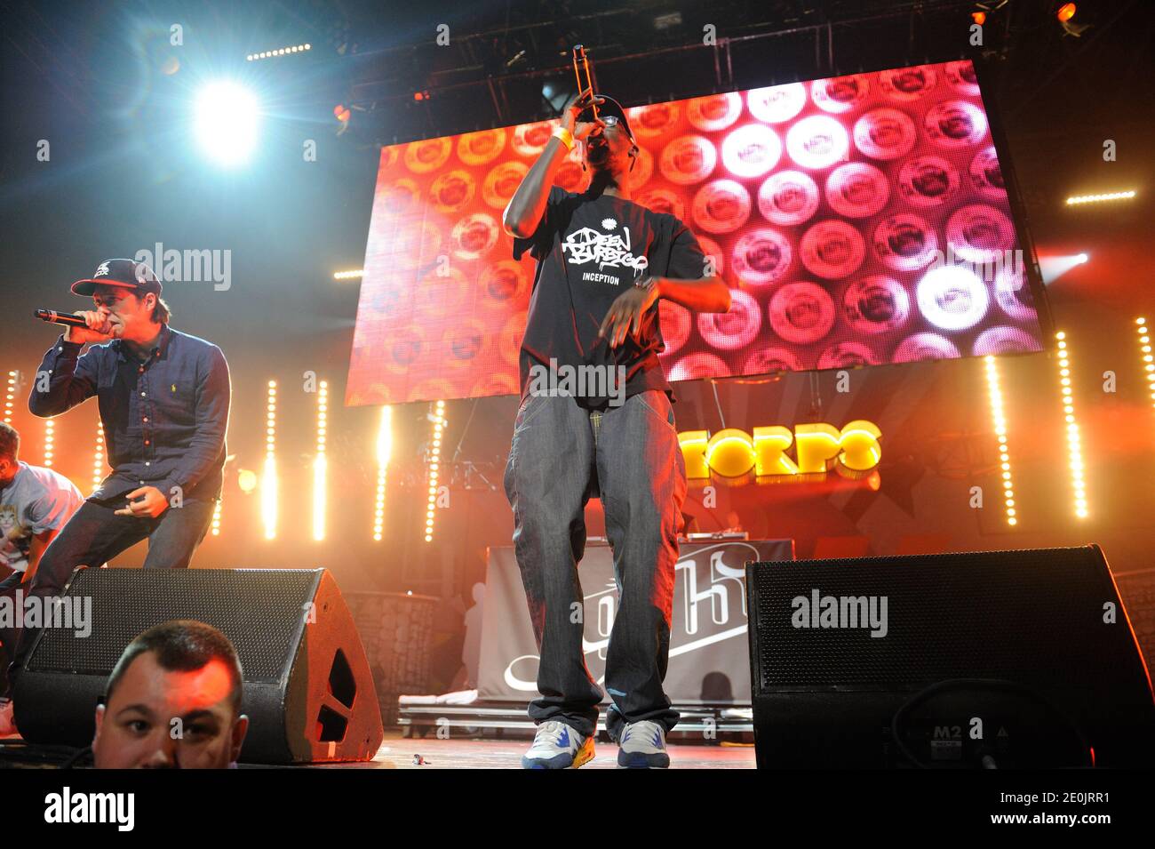 1995 performs live at 'Orange Rockcorps', at the Zenith in Paris ...