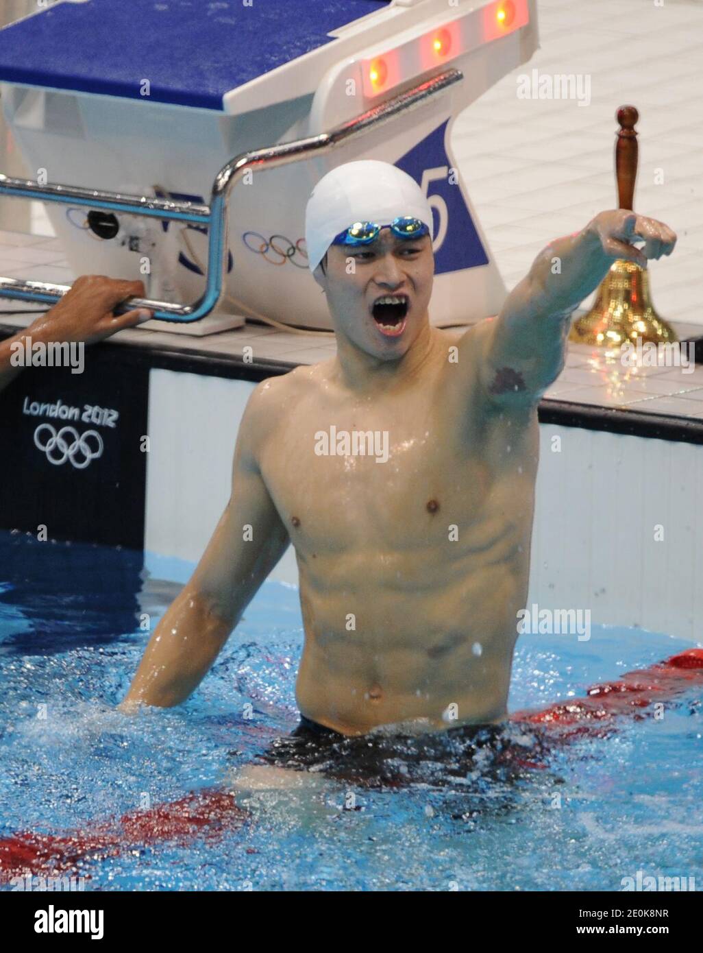 China's Sun Yang celebrates with his Gold Medal for the Men's 1500m ...