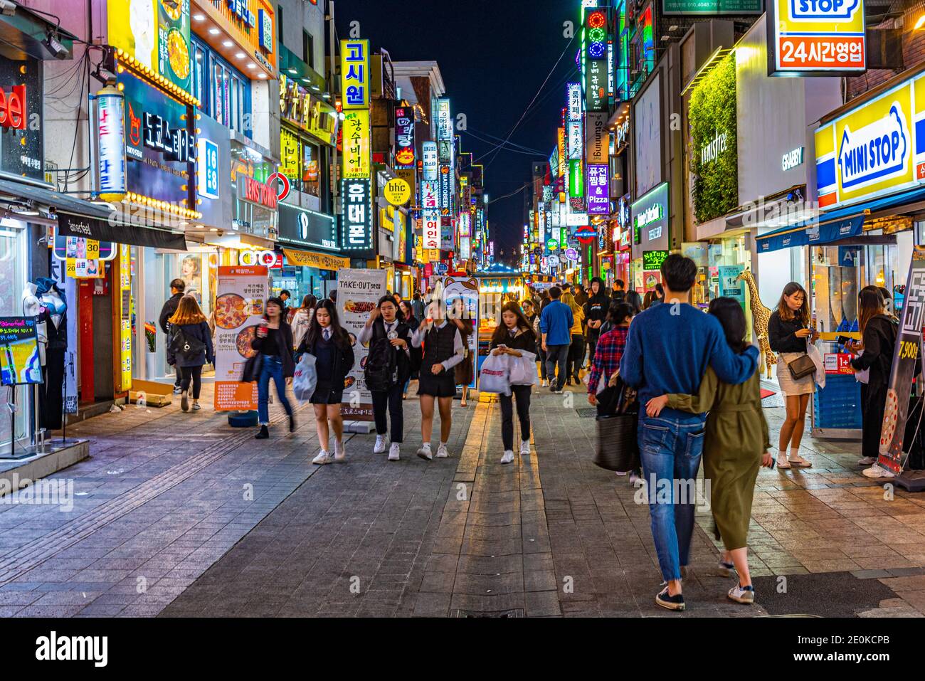 Seoul itaewon night hi-res stock photography and images - Alamy