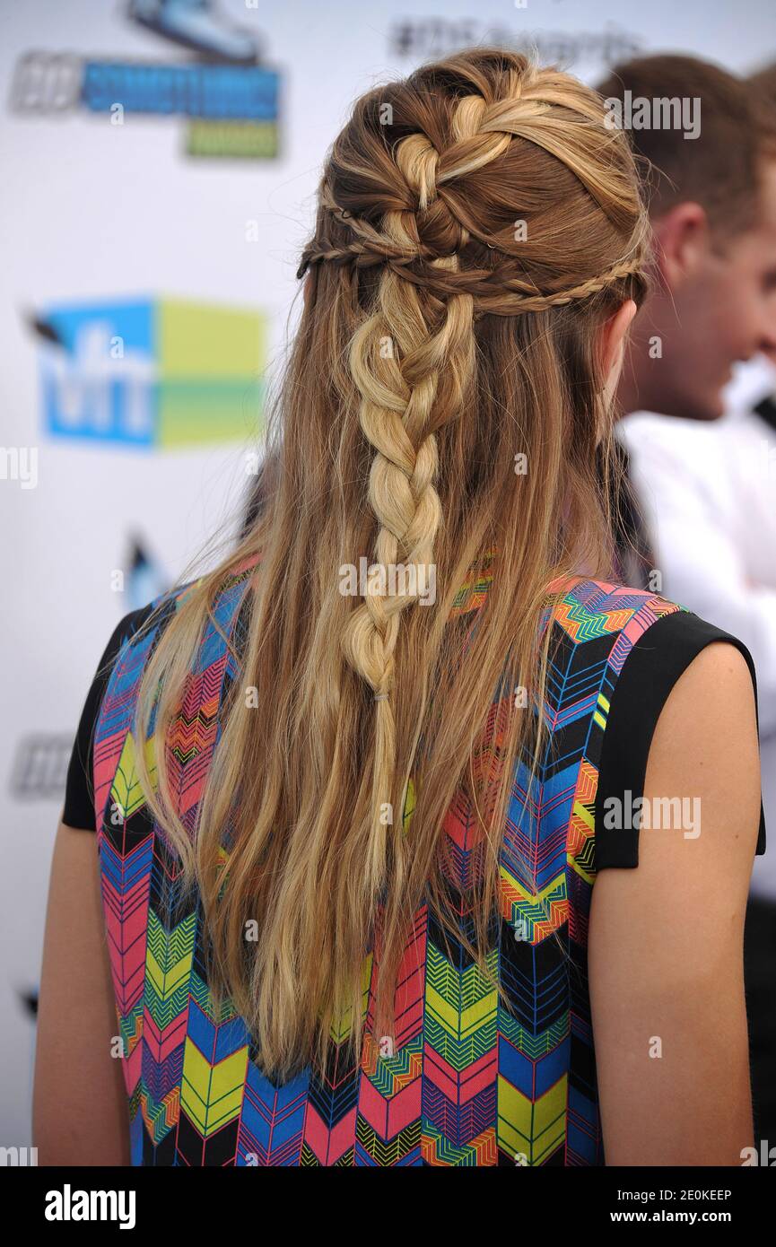 Kristen Bell arrives at the 2012 Do Something Awards at Barker Hangar ...