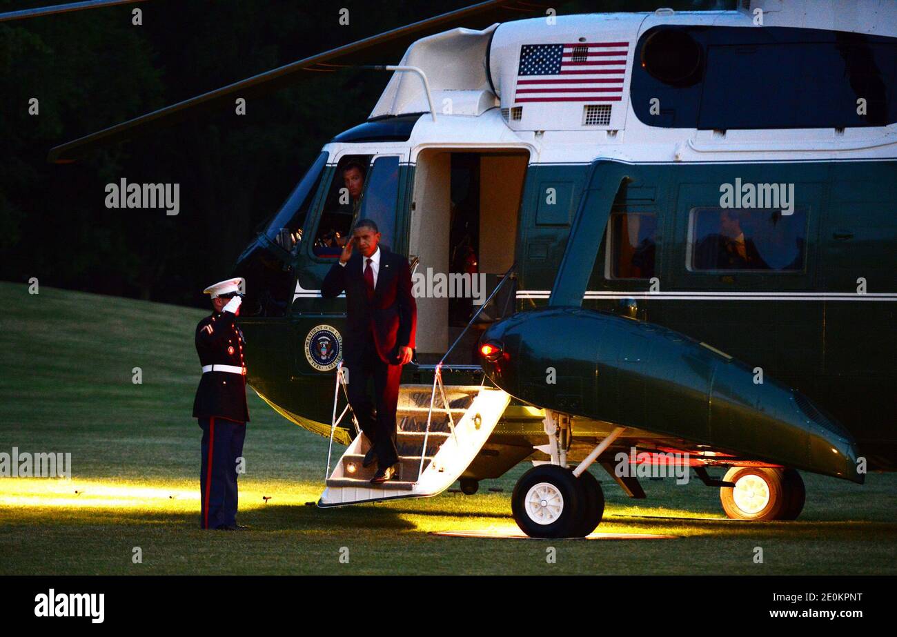 US President Obama exits Marine One after returning to the White House ...