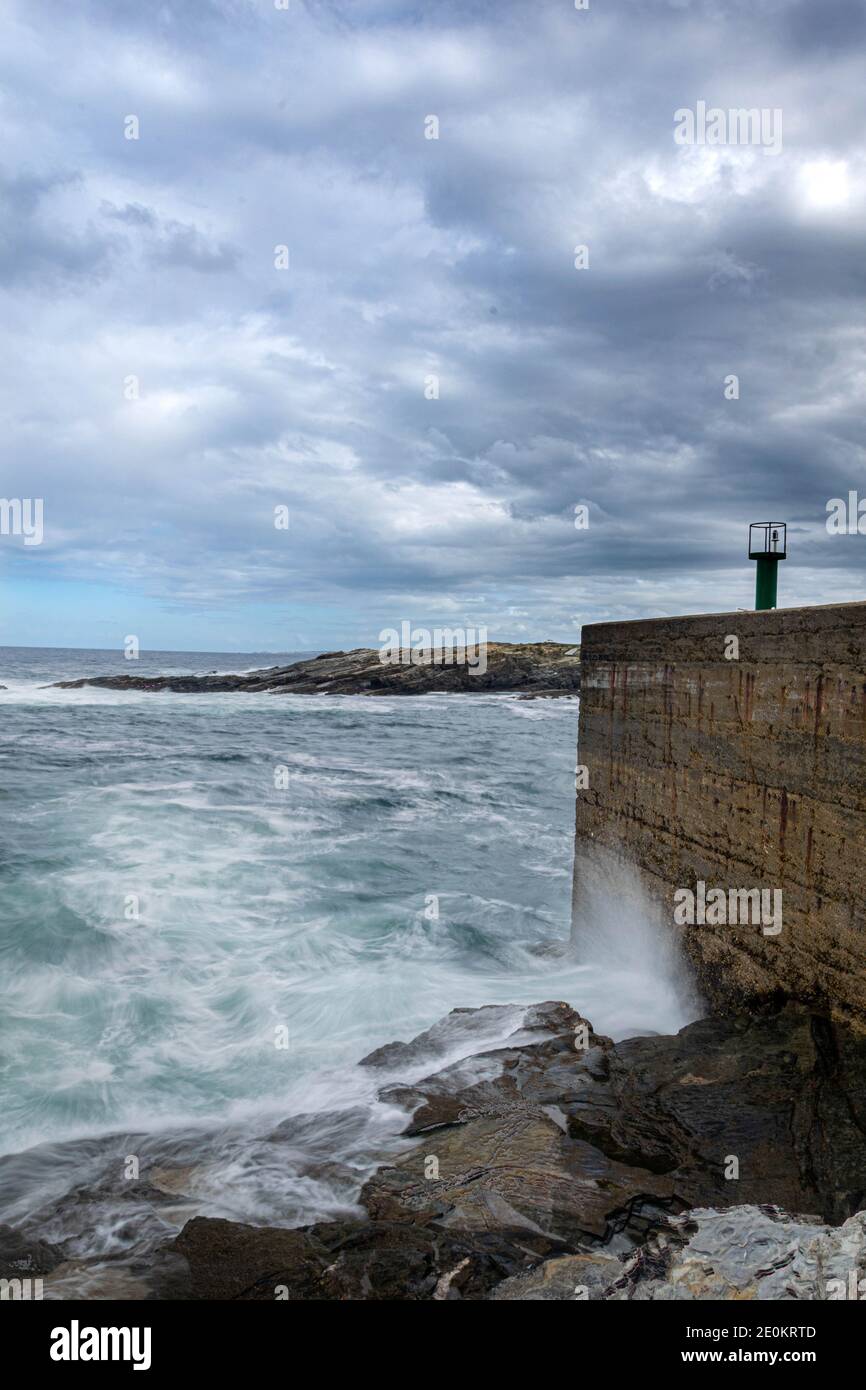 Wave hitting lighthouse hi-res stock photography and images - Alamy