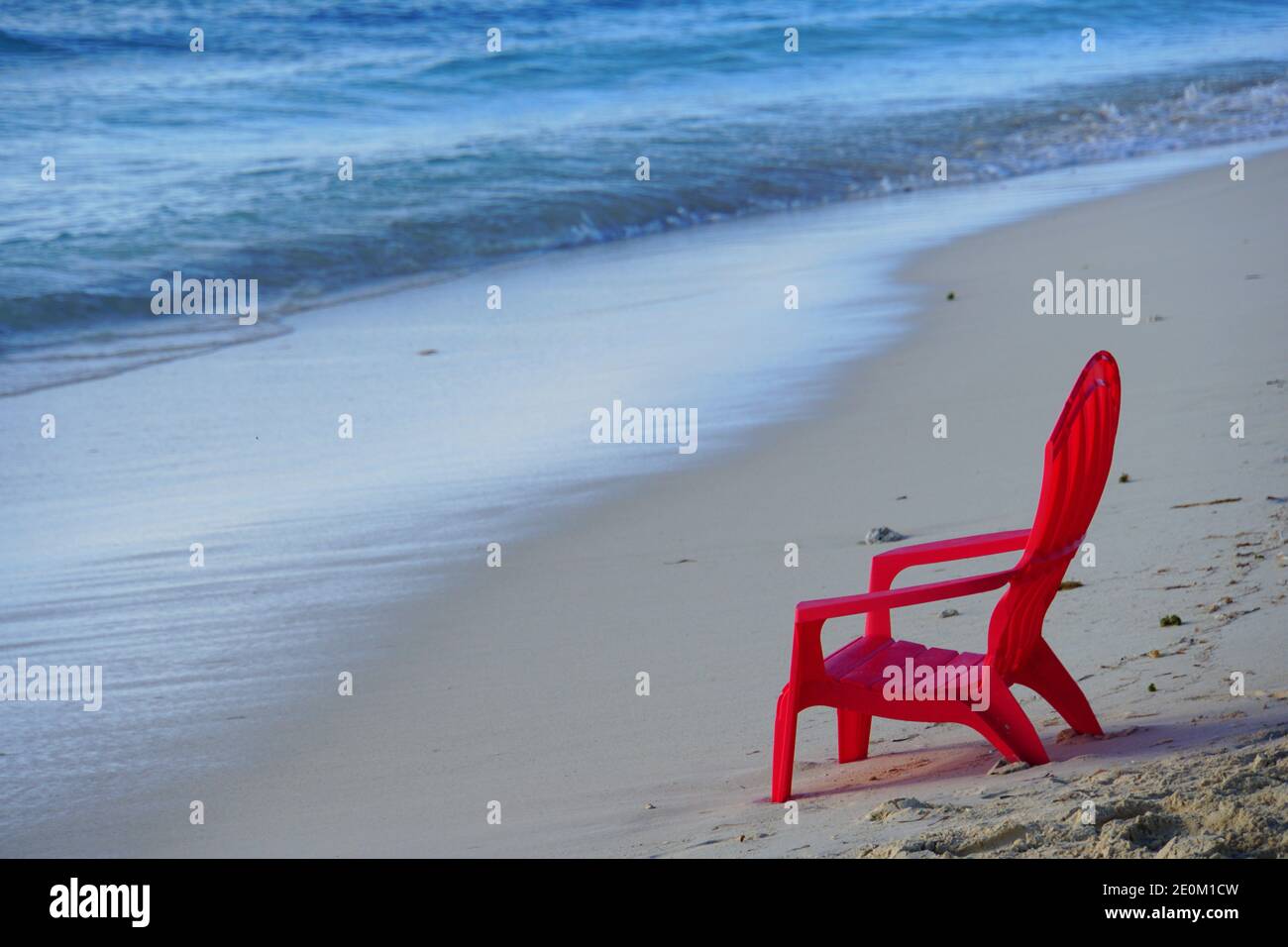 Red beach chair and tropical hi-res stock photography and images - Alamy