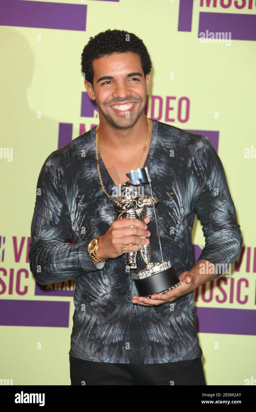Drake posing at the press room during the 2012 'MTV Video Music Awards ...
