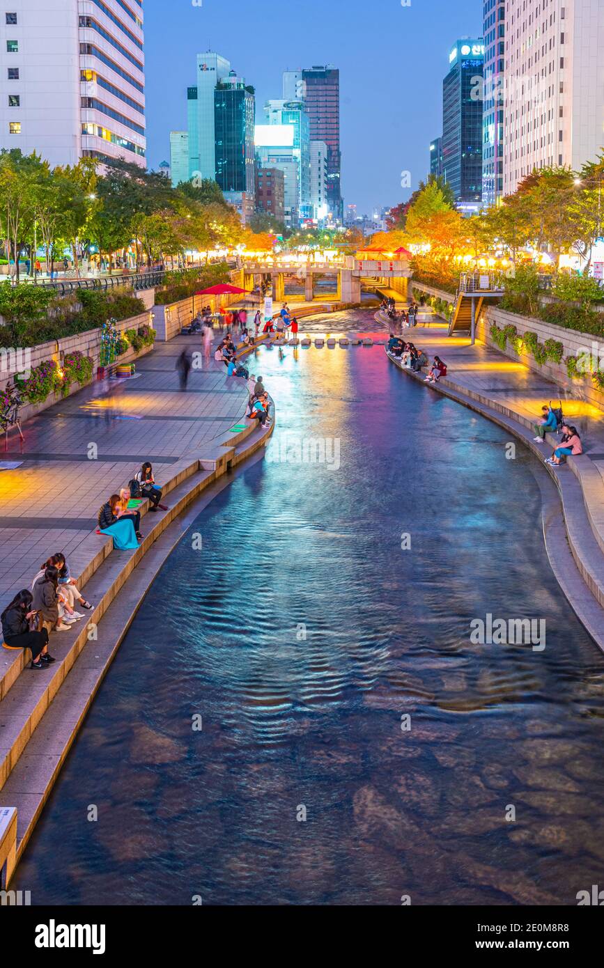 Cheonggyecheon river promenade seoul hi-res stock photography and ...
