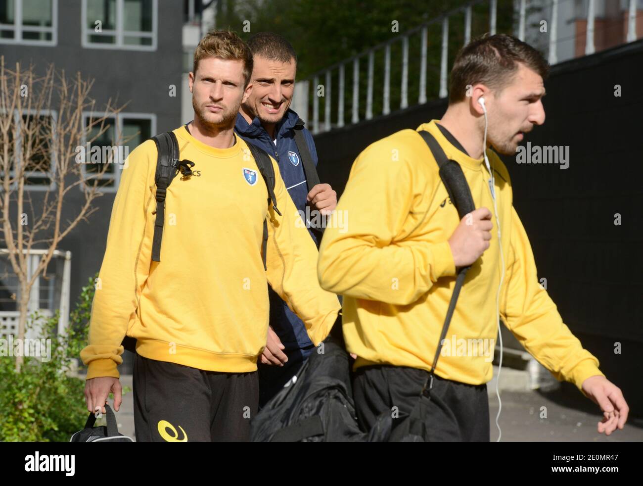 Michael Robin leaves the Hotel to training at the Pierre de Coubertin ...