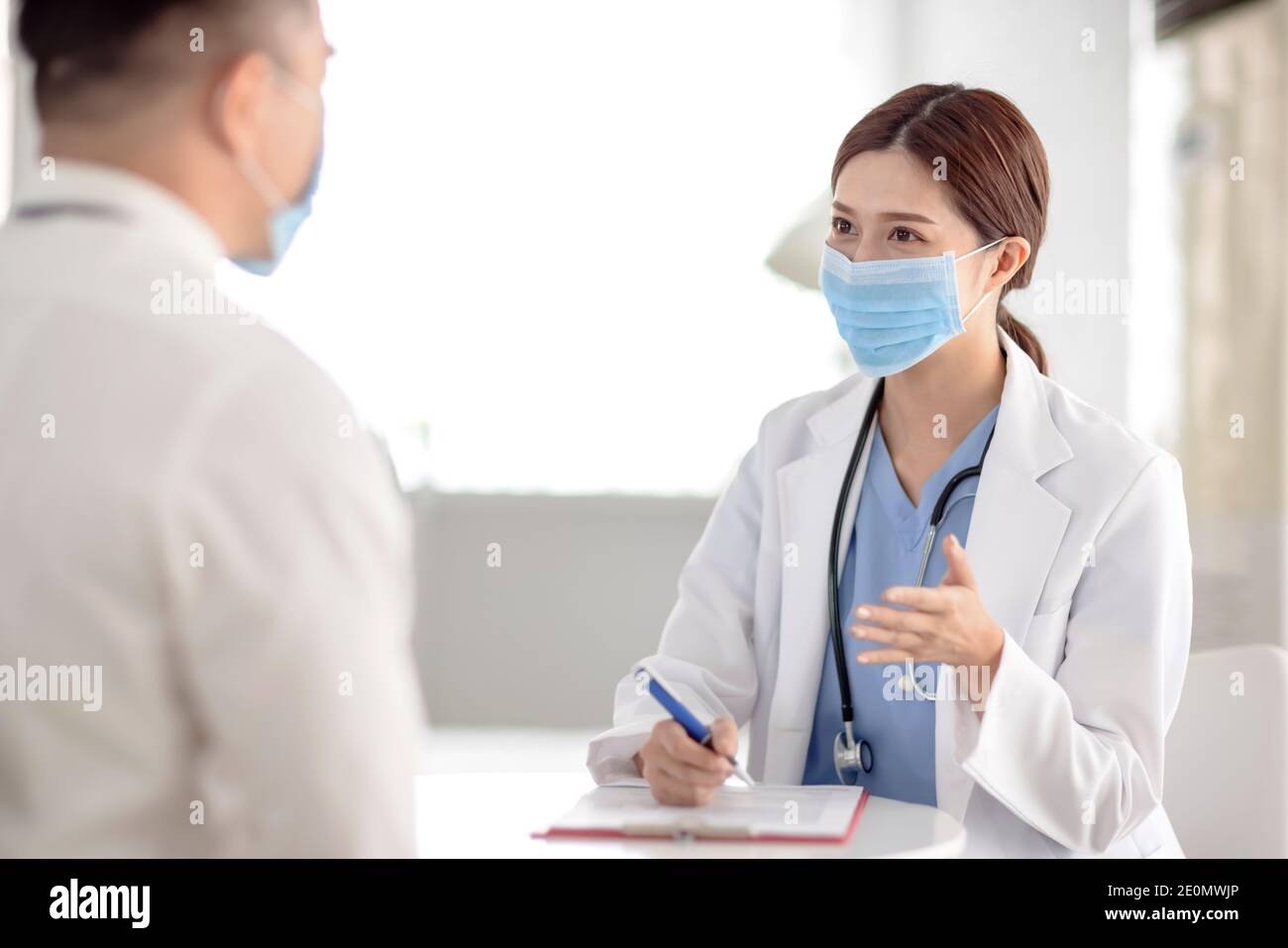 Explaining doctor hi-res stock photography and images - Alamy