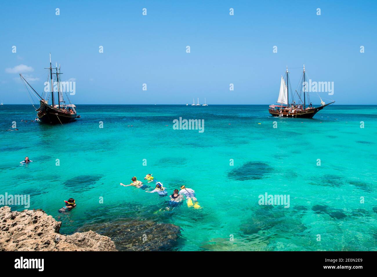 Snorkelling tour off Malmok Beach, Aruba Stock Photo - Alamy