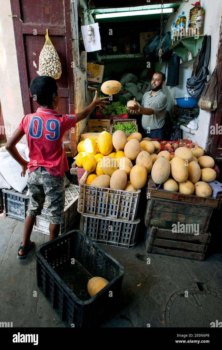 Stocking fruit hi-res stock photography and images - Alamy