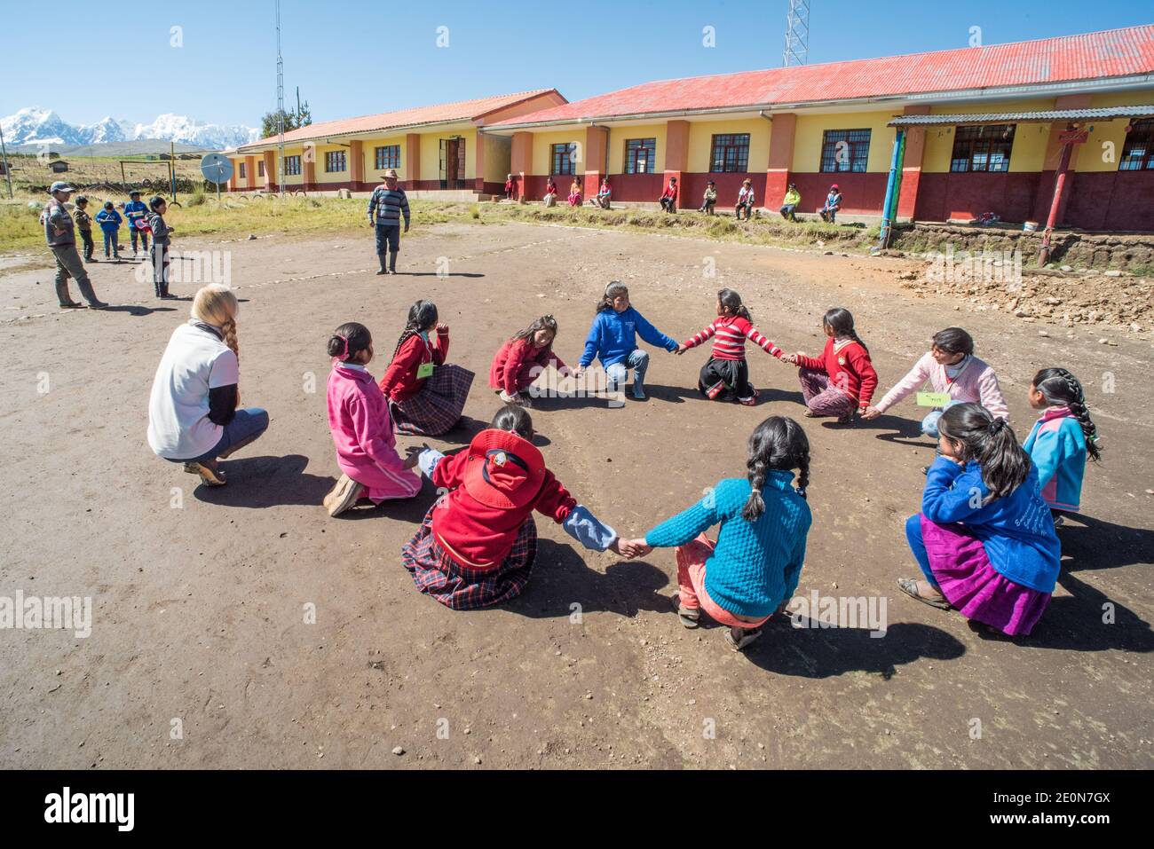 Kids sitting in circle hi-res stock photography and images - Alamy