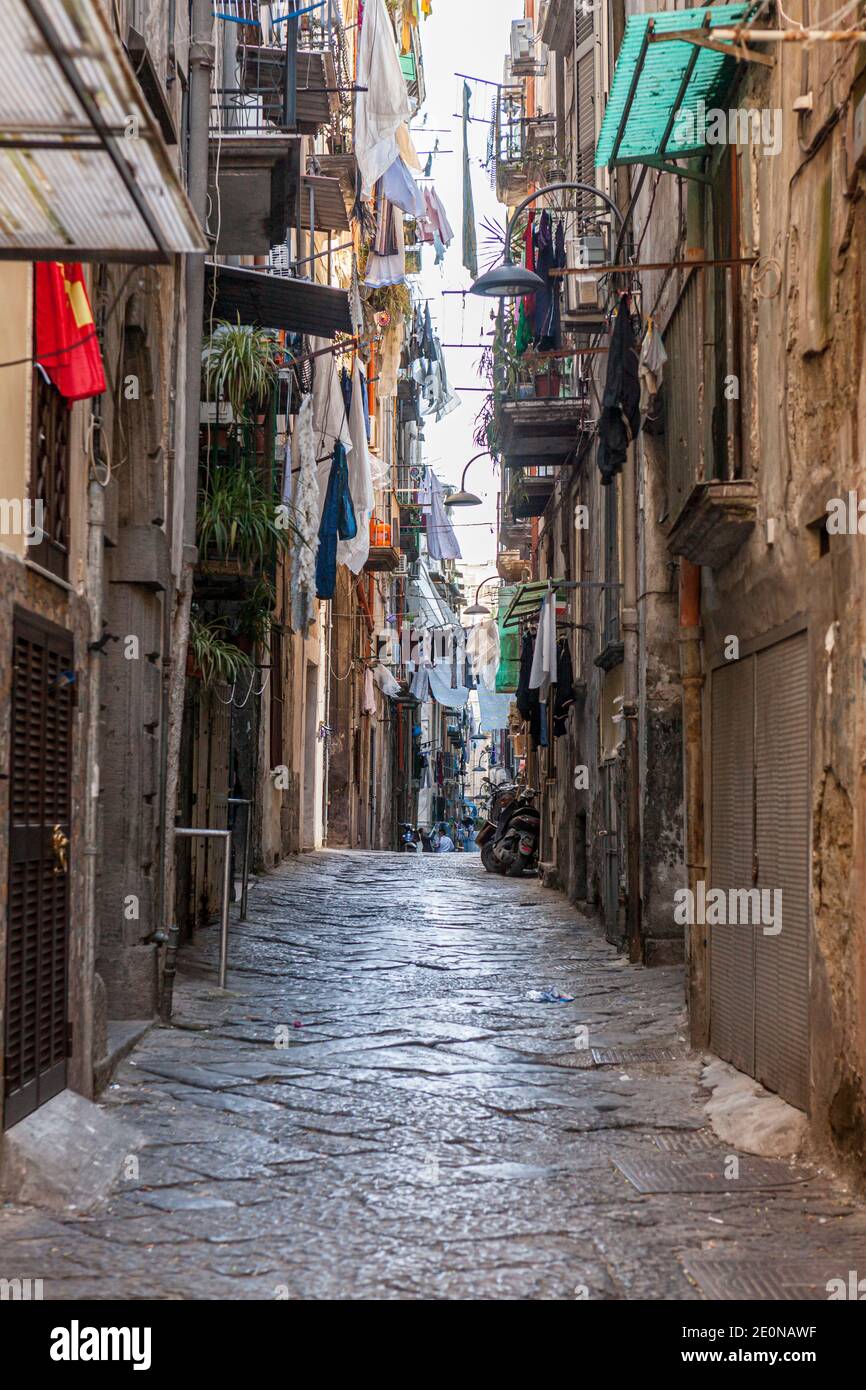 Narrow alley with overhanging balconies in the backstreets of Naples ...