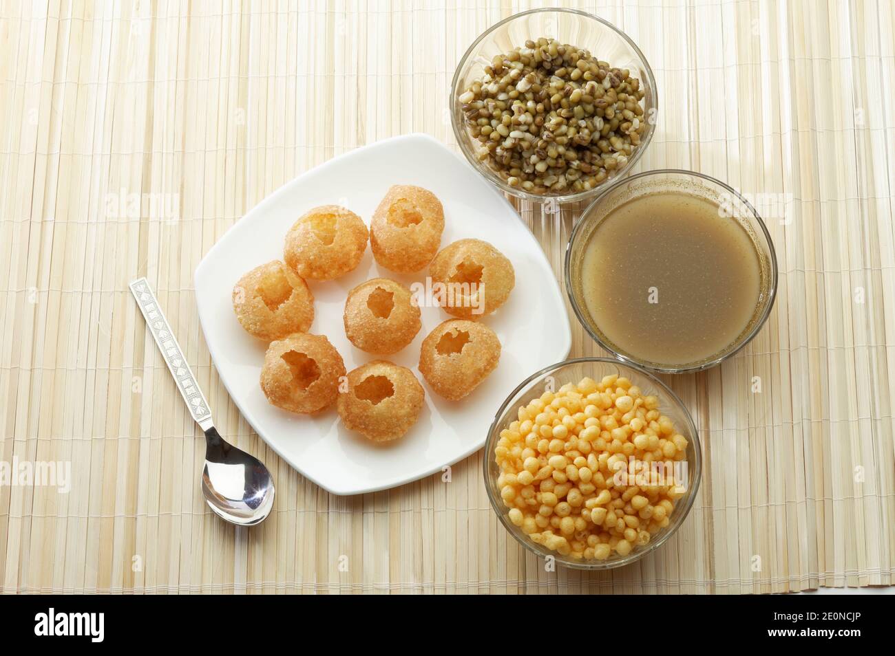 Panipuri or Gol Gappa or Chaat Indian fast food Chaat, Spices Fast Food ...
