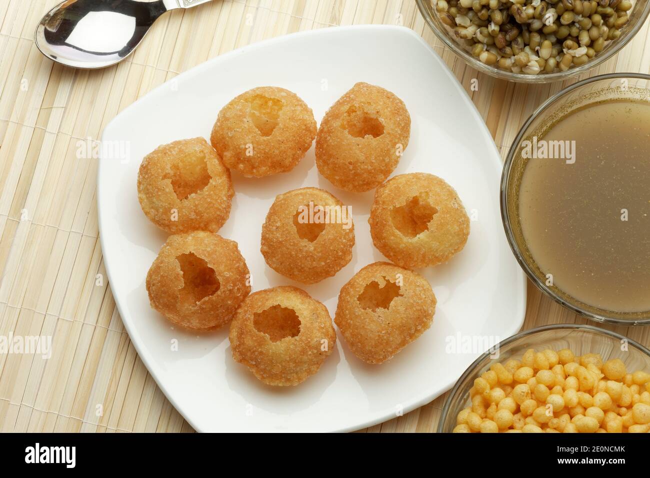 Panipuri or Gol Gappa or Chaat Indian fast food Chaat, Spices Fast Food ...