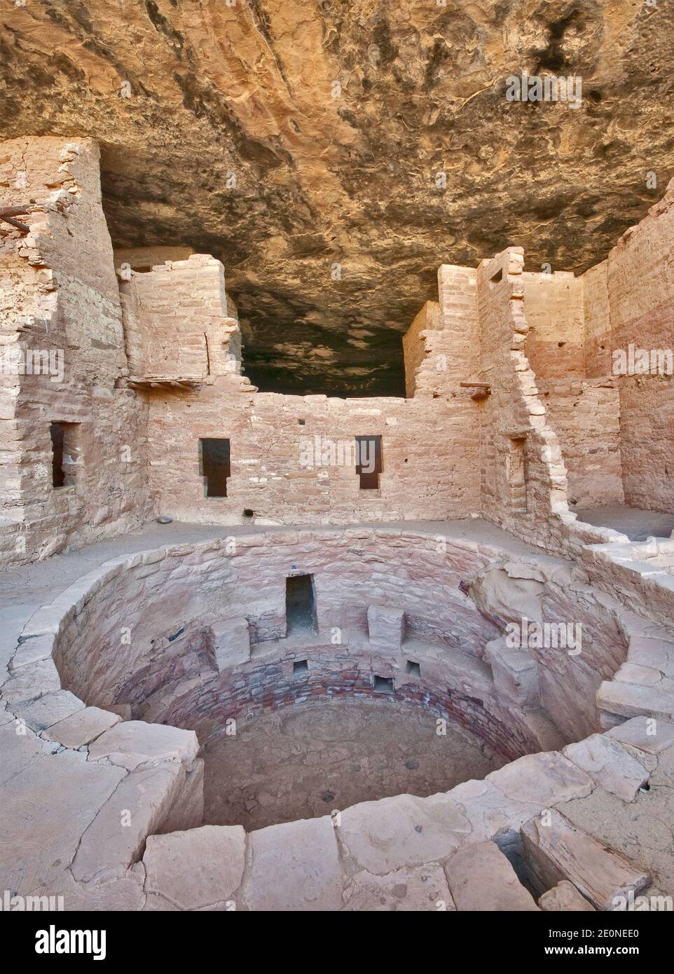 Kiva (ceremonial chamber), rooms at Spruce Tree House ruins in alcove ...