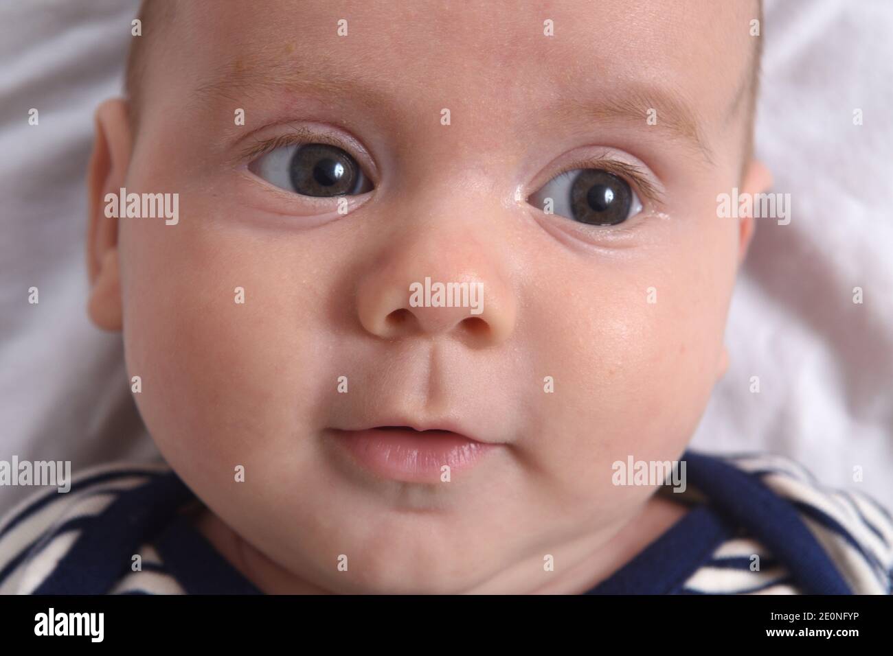 Looks sideway hi-res stock photography and images - Alamy
