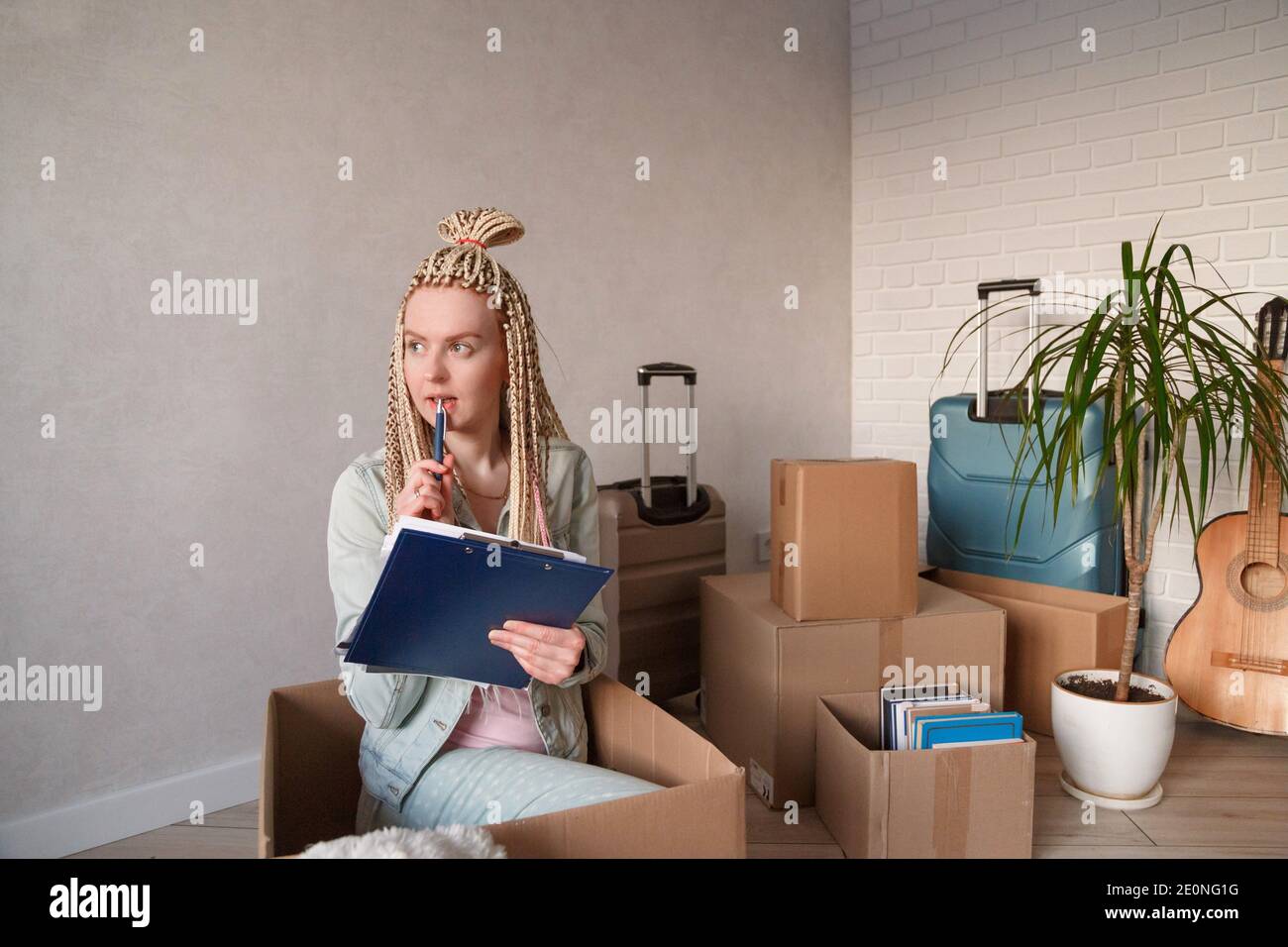 Woman inside cardboard box hi-res stock photography and images - Alamy