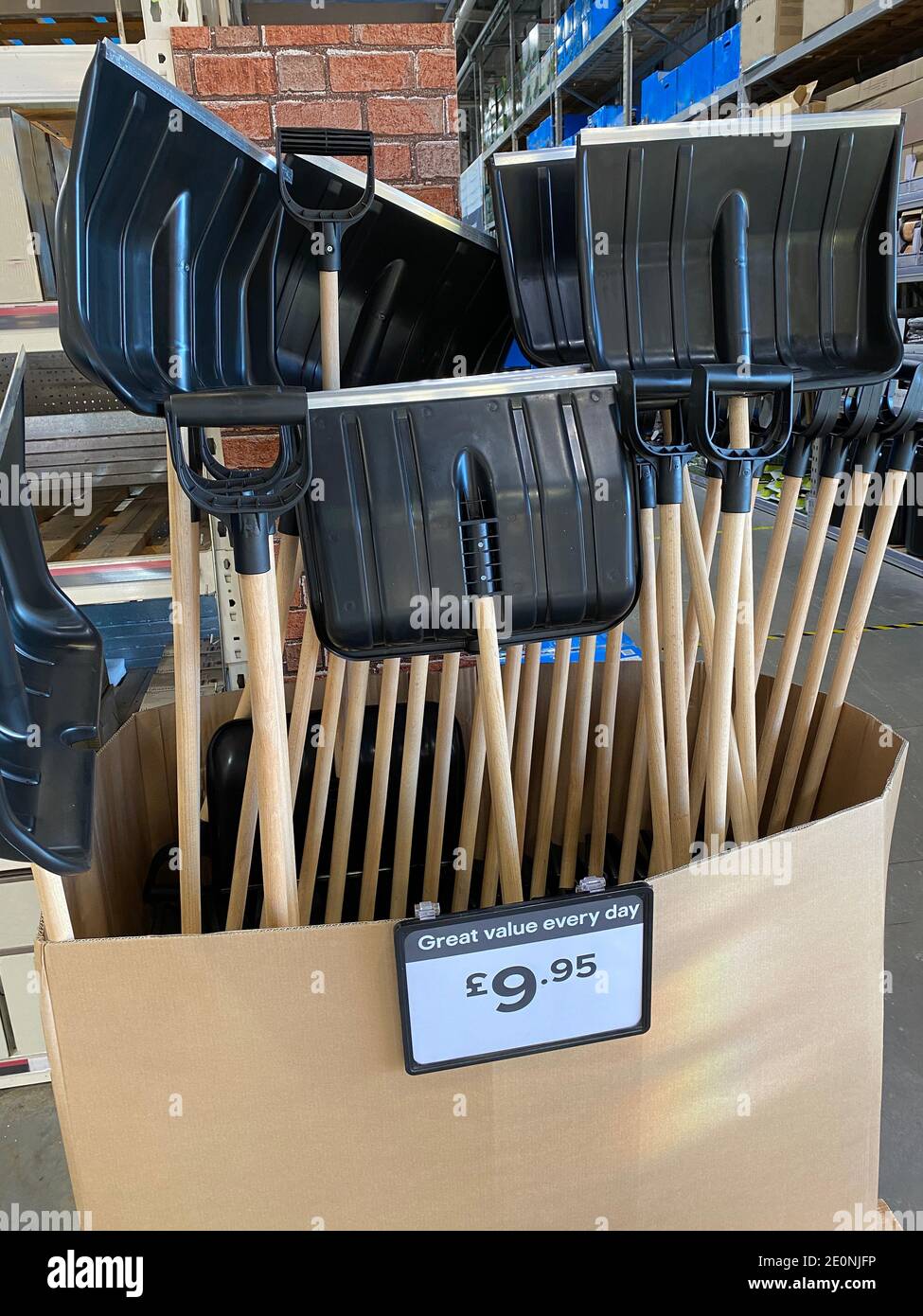 Snow shovel store hi-res stock photography and images - Alamy