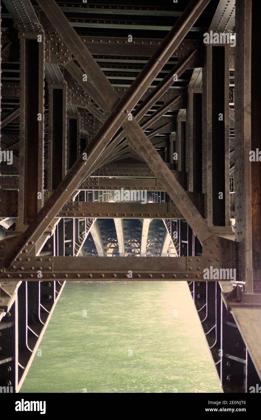 Green steel bridge hi-res stock photography and images - Alamy