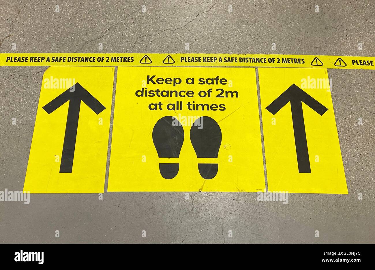 Please keep your distance sign hi-res stock photography and images - Alamy