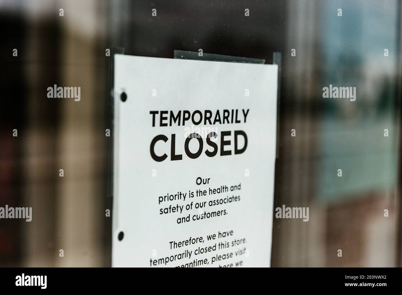 temporarily closed sign on door Stock Photo - Alamy