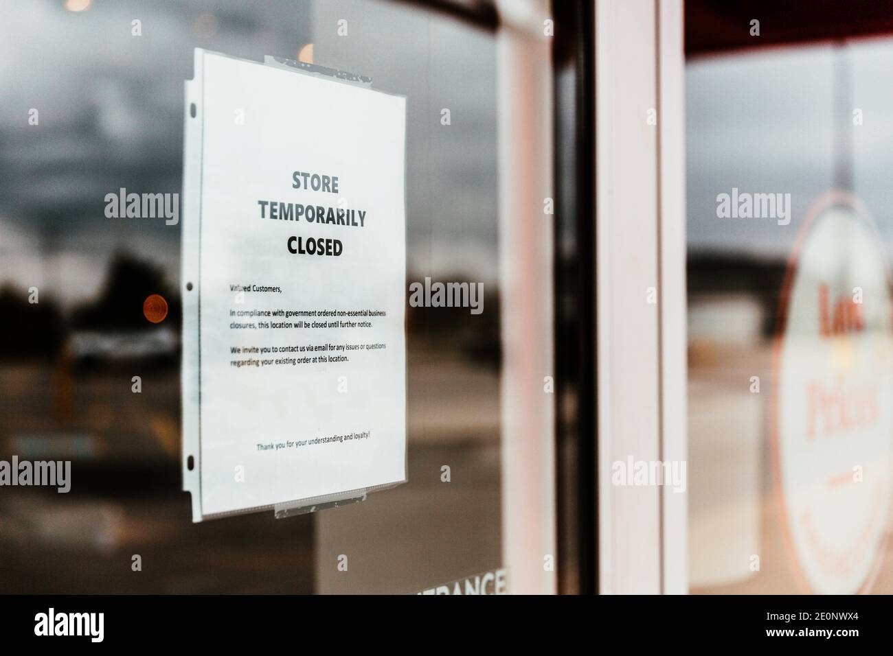 temporarily closed sign on store front Stock Photo - Alamy