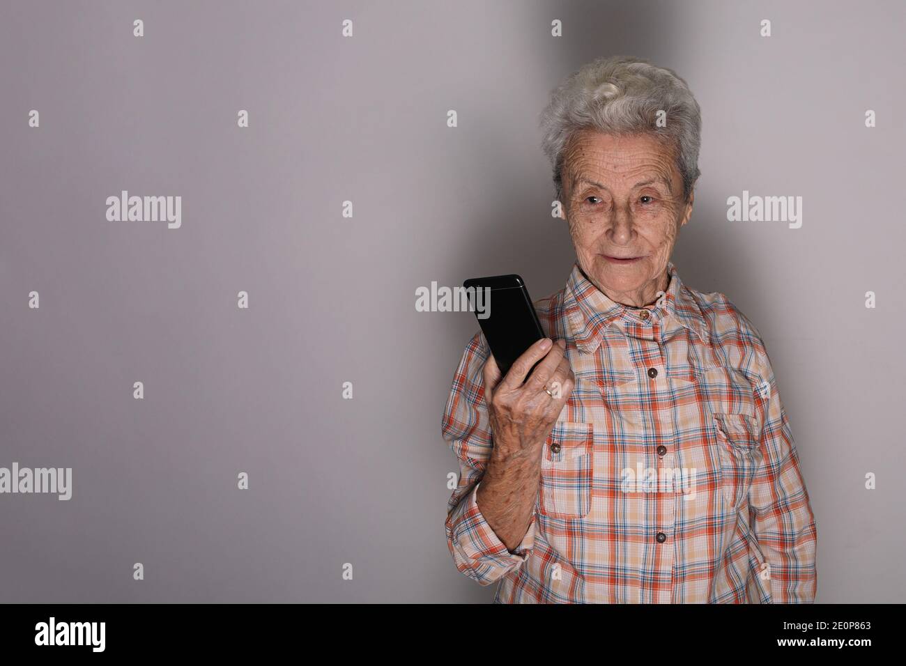 Old woman looking at a smartphone Stock Photo - Alamy