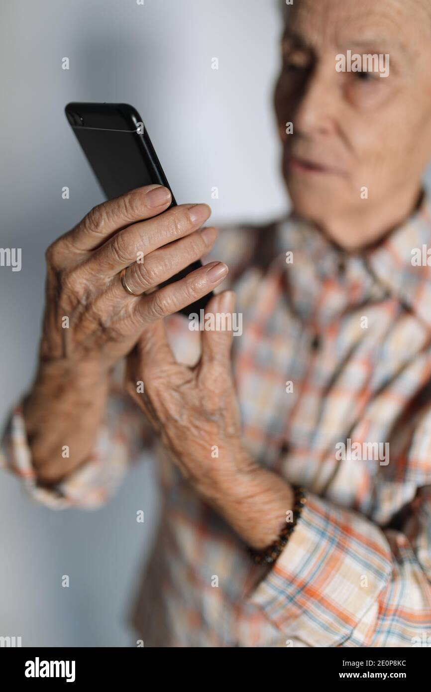 Elderly hand smartphone hi-res stock photography and images - Alamy