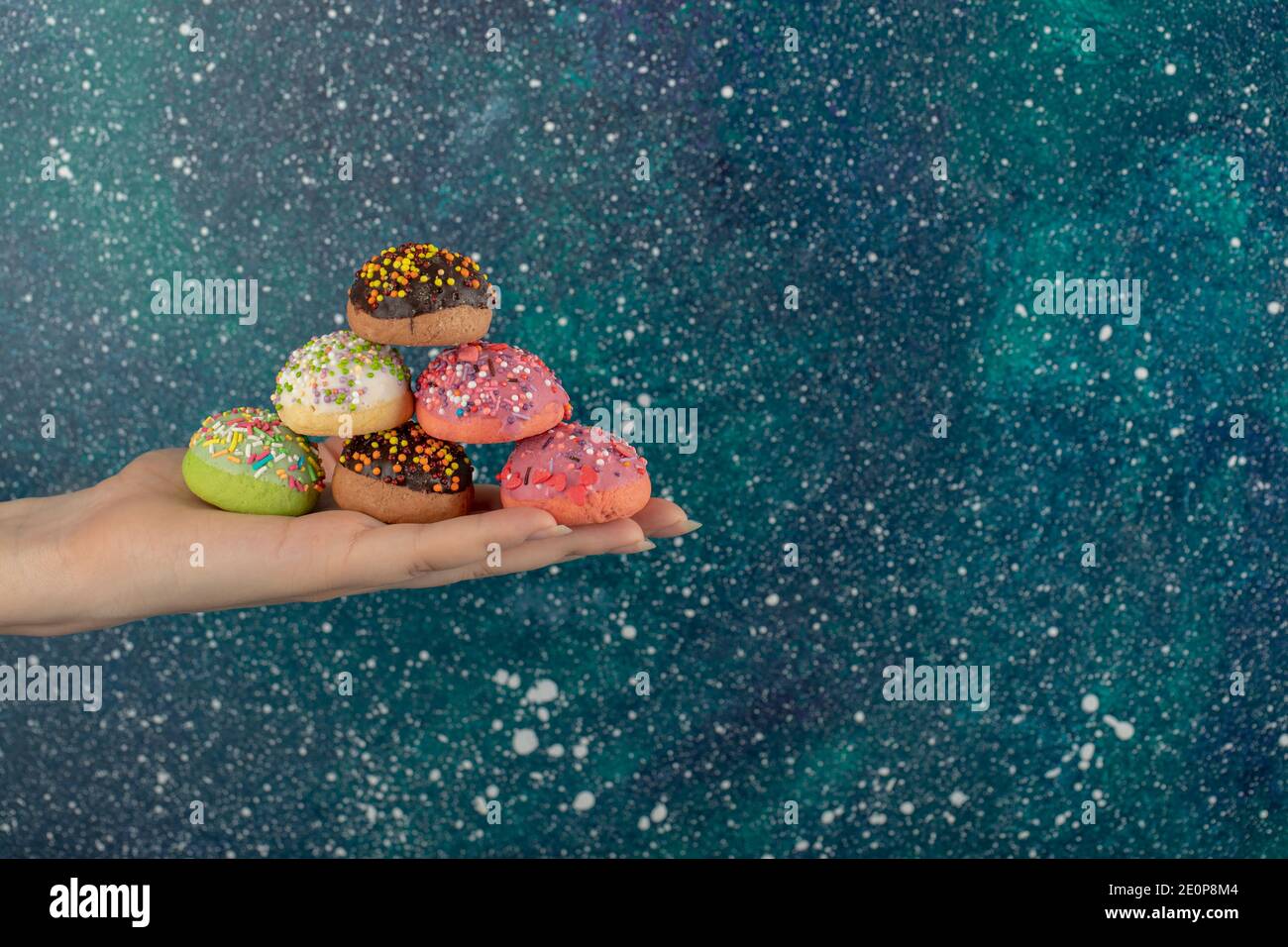 Hands holding cake hi-res stock photography and images - Alamy