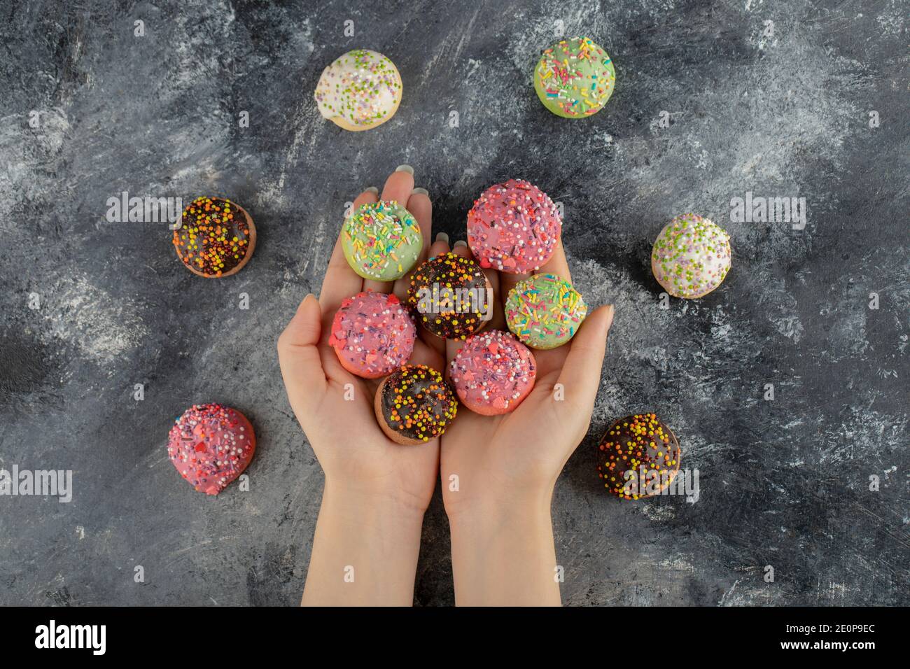 Hands holding cake hi-res stock photography and images - Alamy
