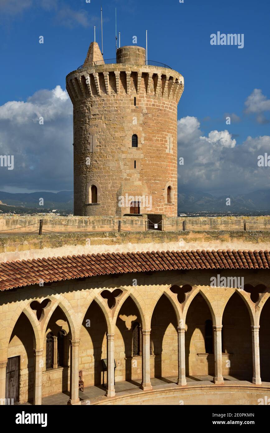 Spanish courtyard hi-res stock photography and images - Alamy