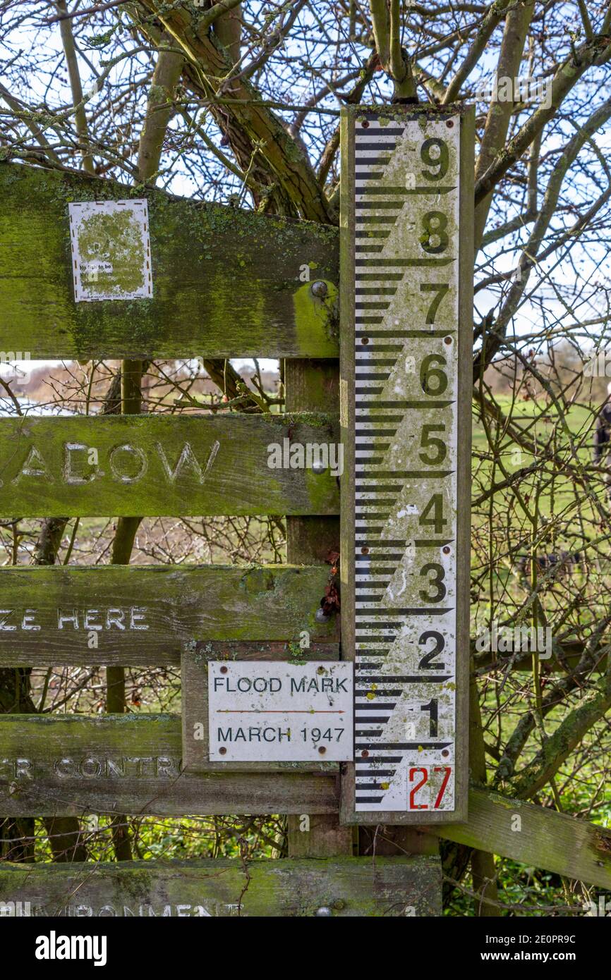 River depth marker hi-res stock photography and images - Alamy