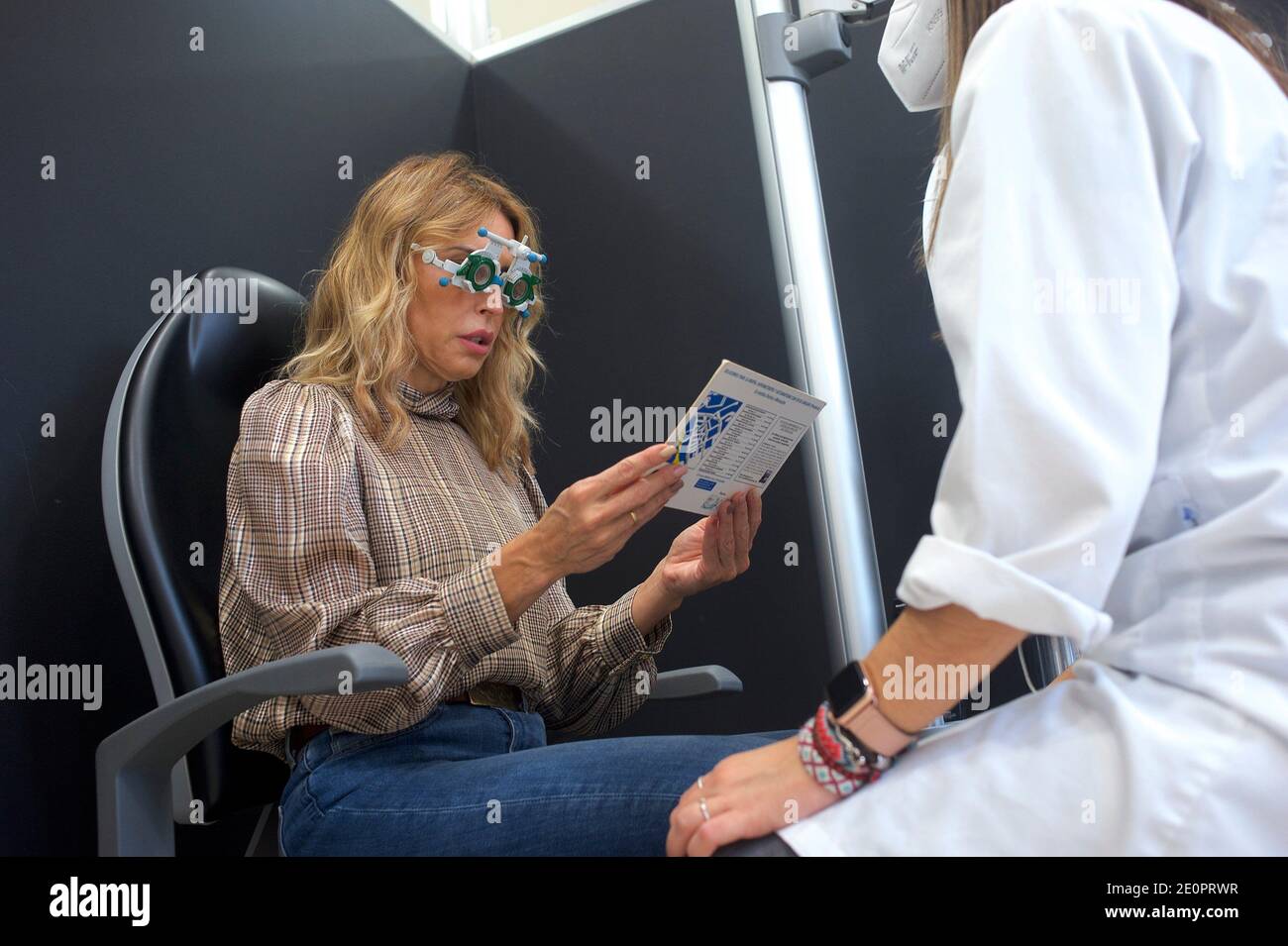 Examination of visual acuity hi-res stock photography and images - Alamy