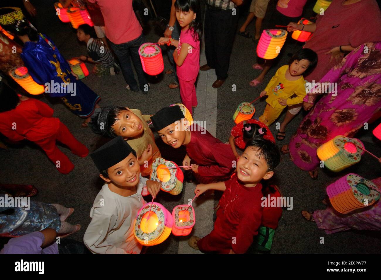 Children playing mid autumn festival lantern hi-res stock photography ...