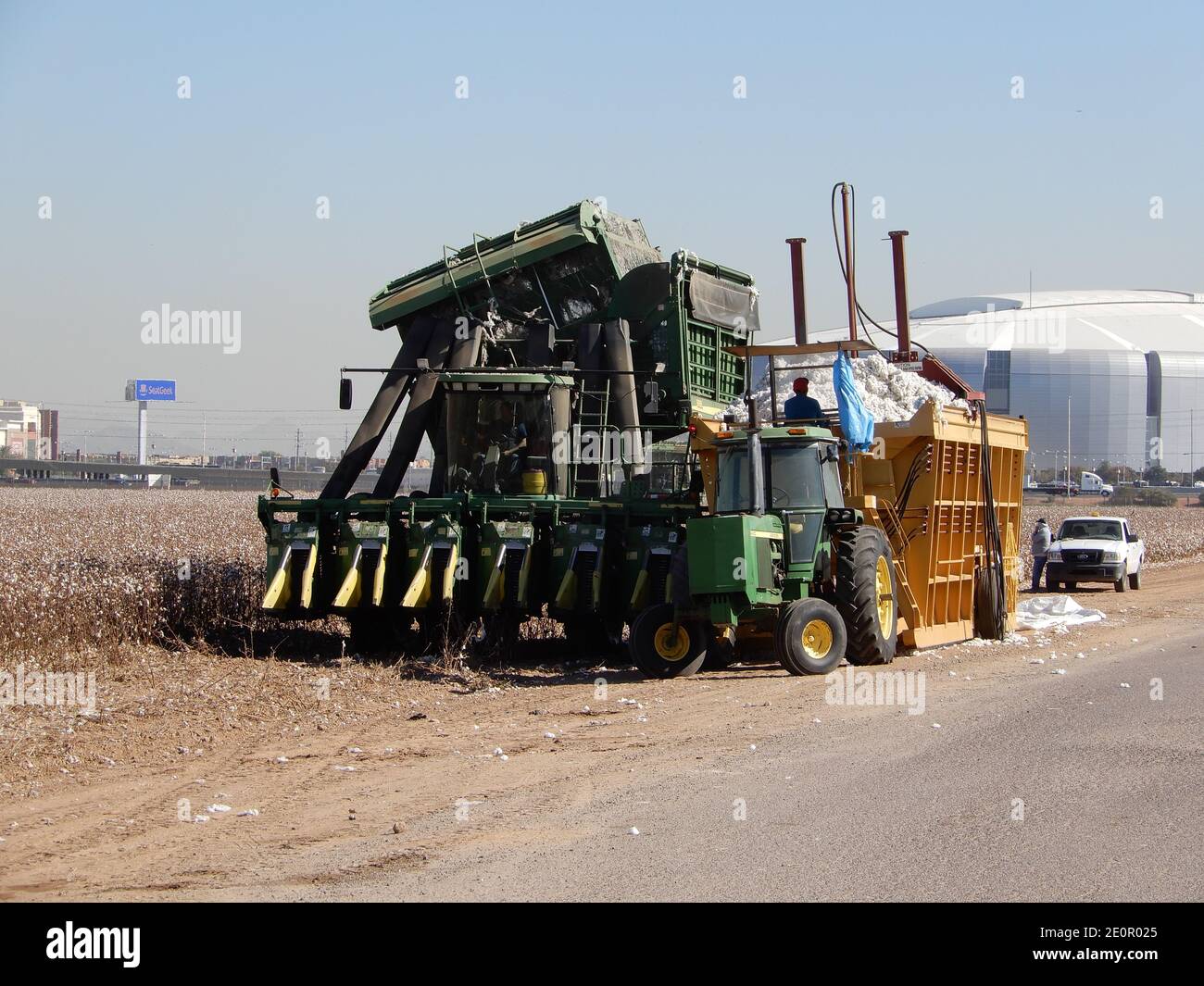 Glendale, AZ. U.S.A. 11/18/2020. MK FARMS John Deere 9985 cotton ...