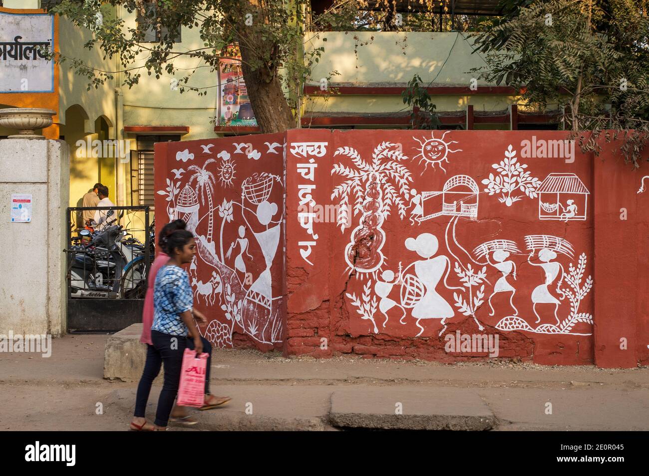 City wall art hi-res stock photography and images - Alamy