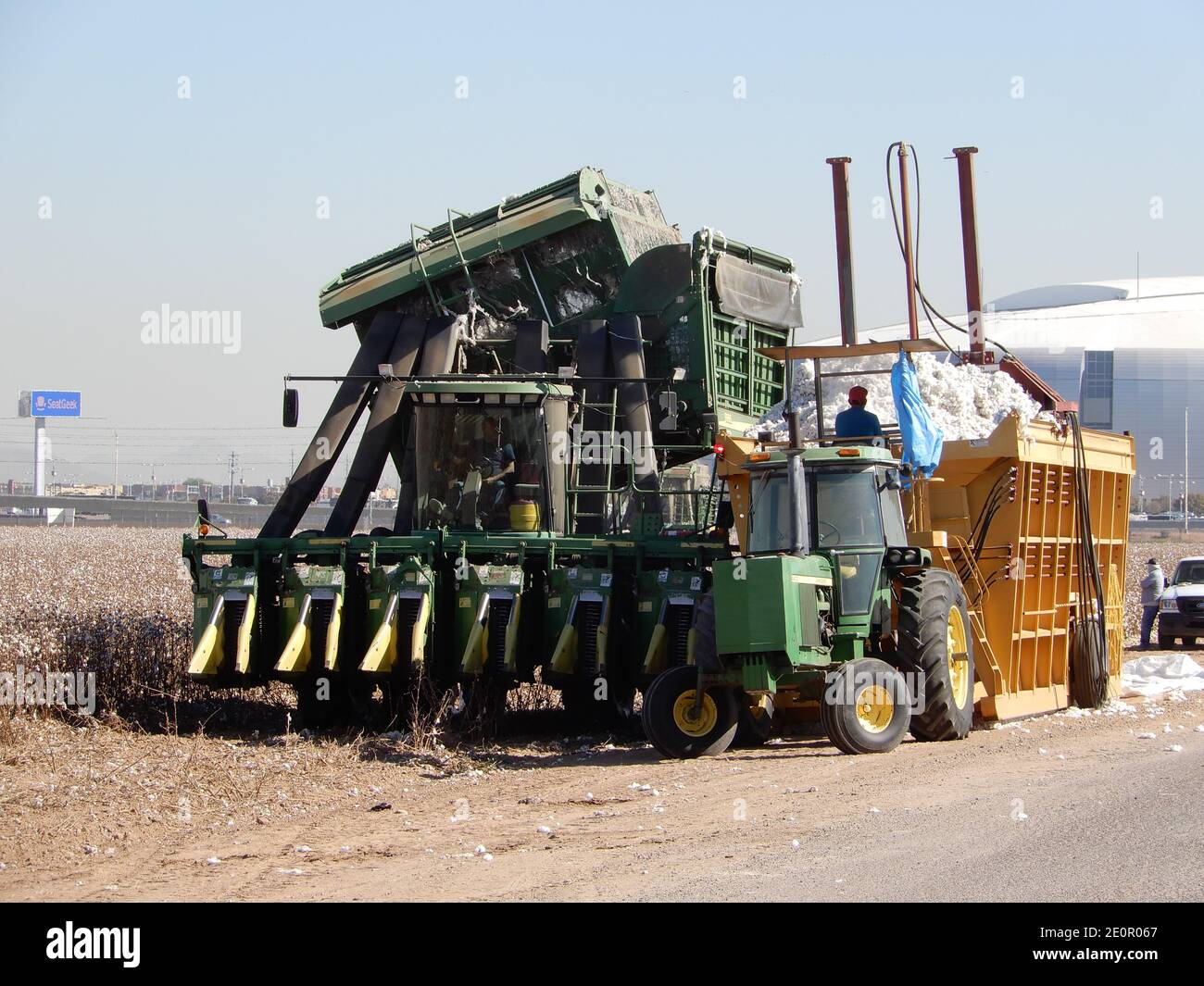 Glendale, AZ. U.S.A. 11/18/2020. MK FARMS John Deere 9985 cotton ...