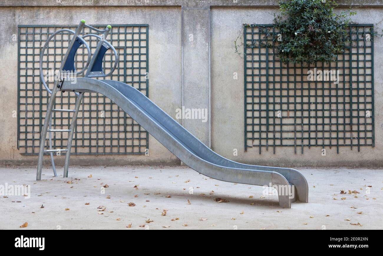 Trister Spielplatz in Paris | Dull playground in Paris Stock Photo - Alamy