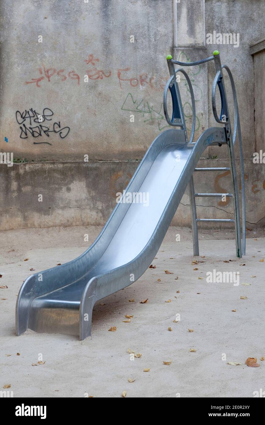 Trister Spielplatz in Paris | Dull playground in Paris Stock Photo - Alamy