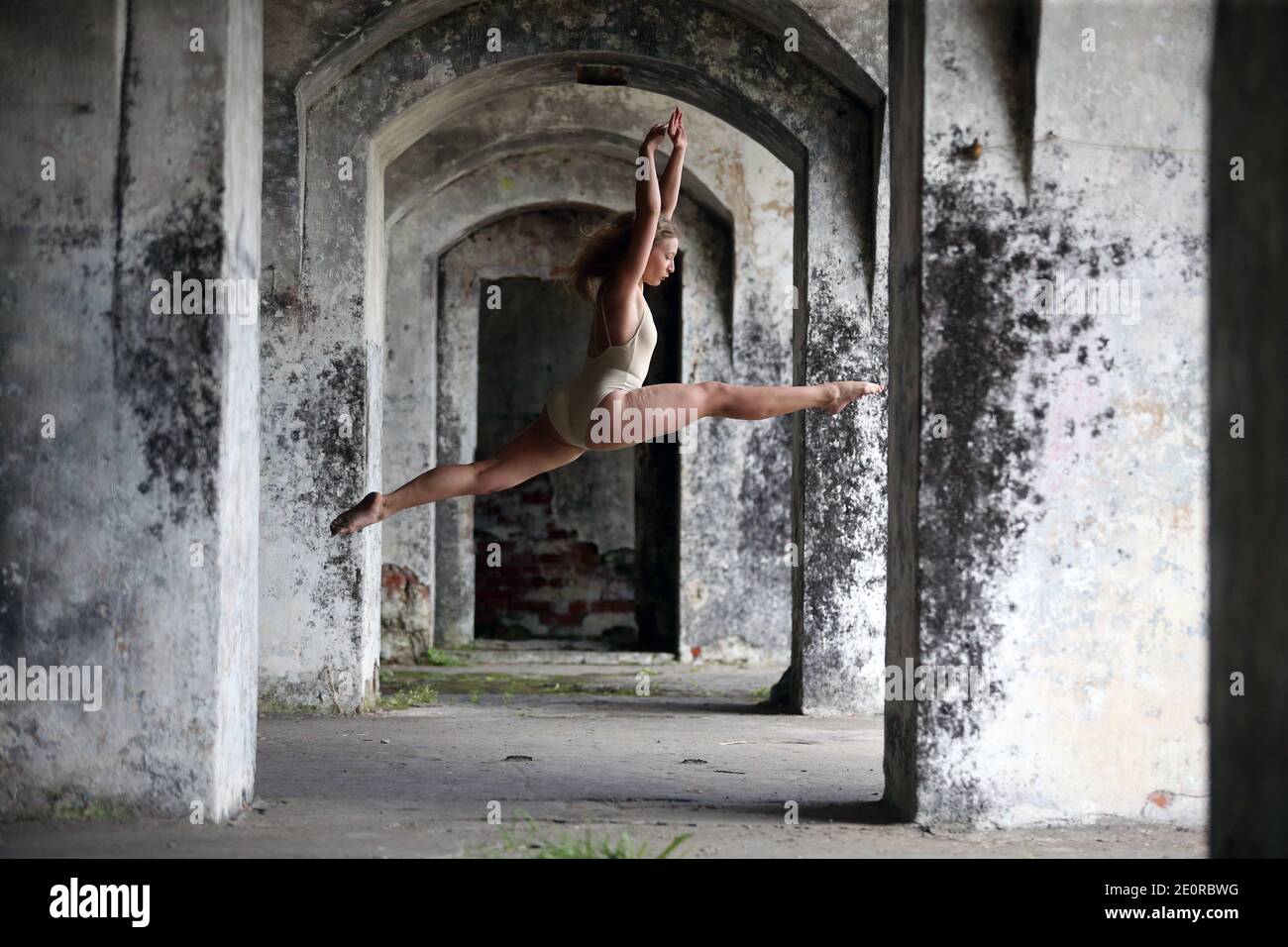 Professional dancer leap hi-res stock photography and images - Alamy