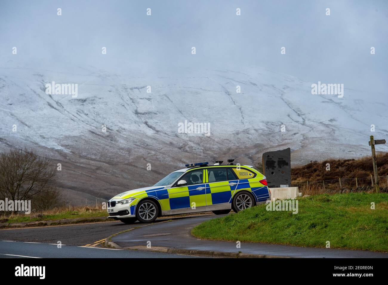 31.12.20 - Police officers from Dyfed Powys talk to walkers at the Pont ...