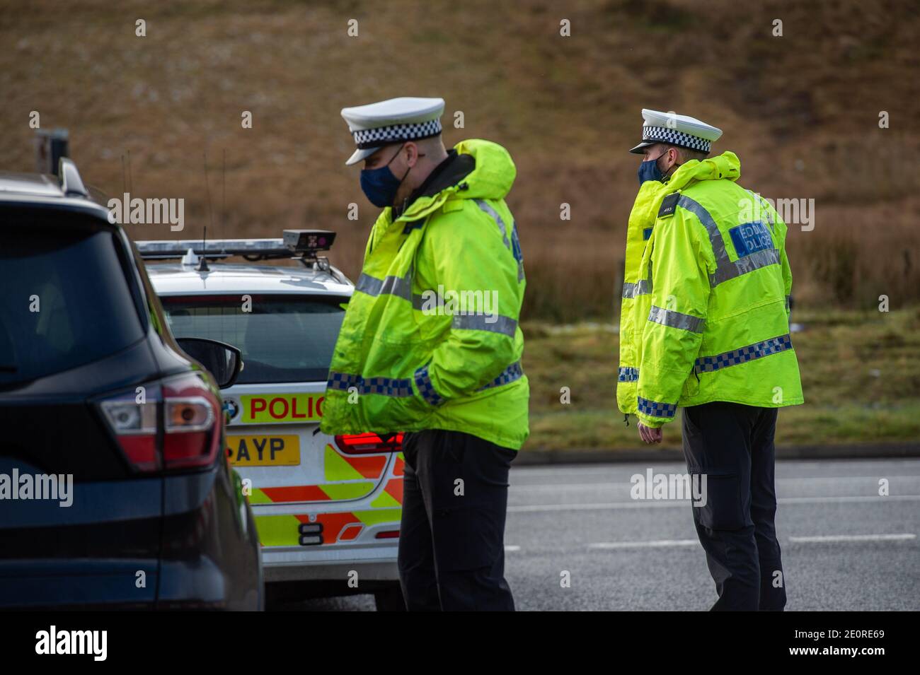 31.12.20 - Police officers from Dyfed Powys talk to walkers at the Pont ...