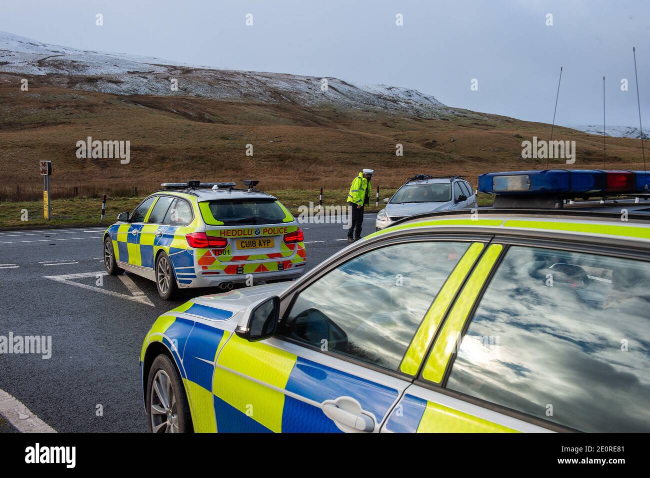 31.12.20 - Police officers from Dyfed Powys talk to walkers at the Pont ...