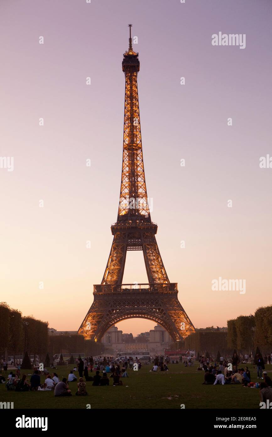 Eiffel-Turm in Paris Stock Photo - Alamy