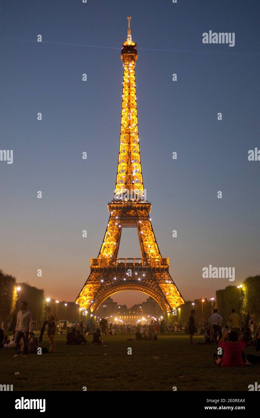 Eiffel-Turm in Paris Stock Photo - Alamy