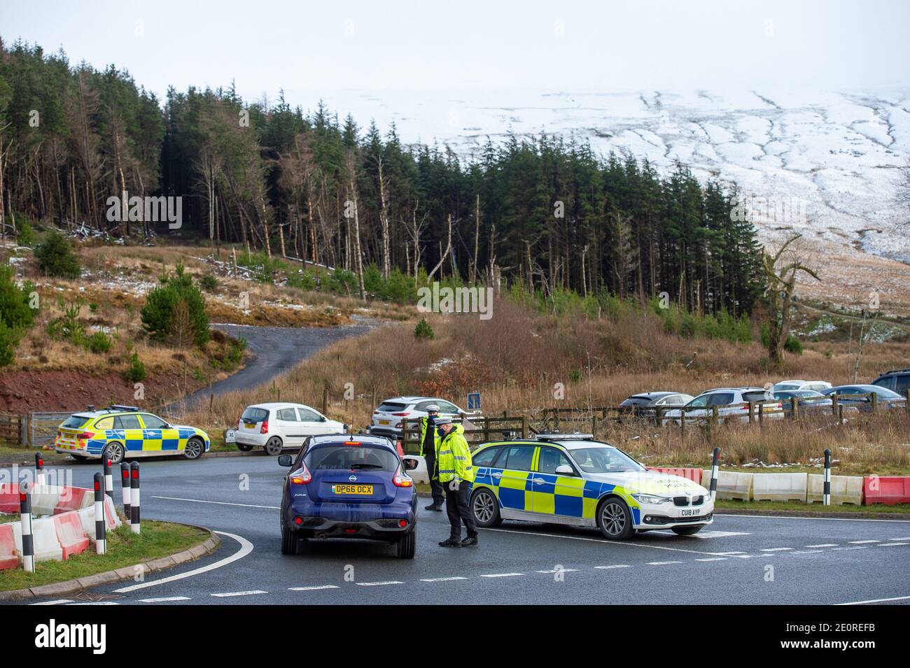 31.12.20 - Police officers from Dyfed Powys talk to walkers at the Pont ...