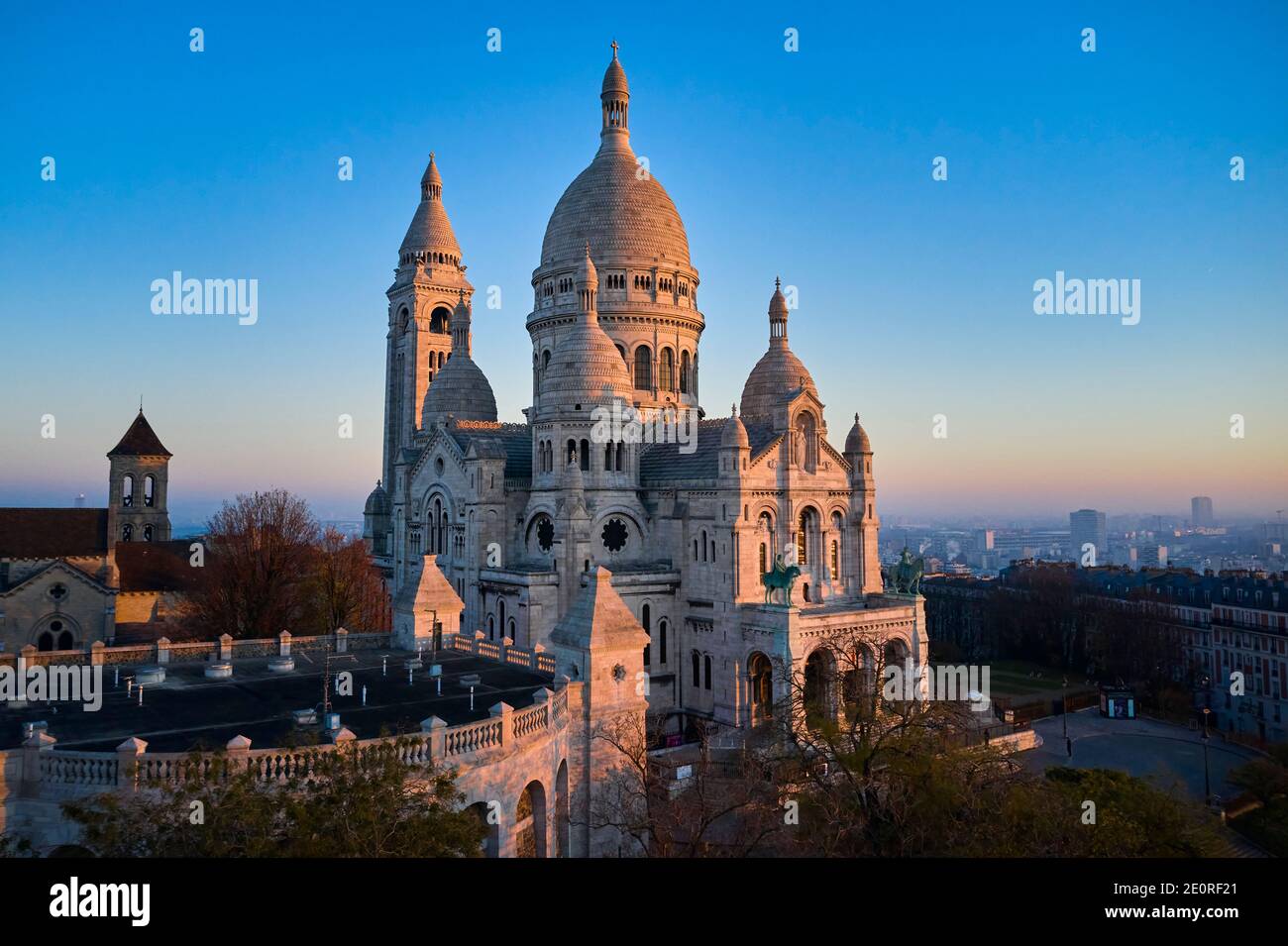 Sacre coeur paris sunrise hi-res stock photography and images - Alamy