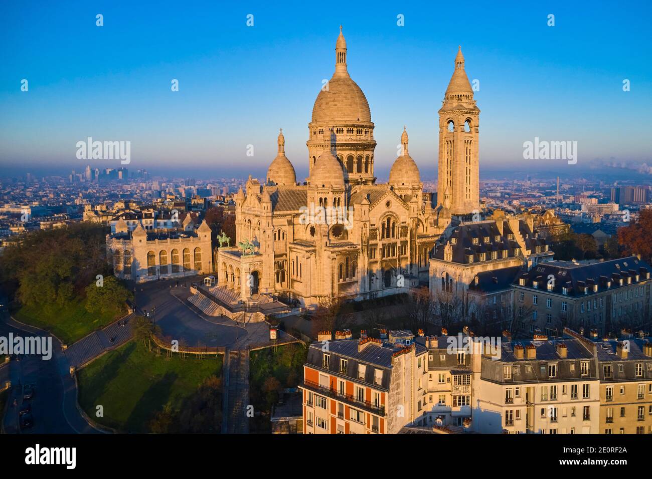 Sacre coeur paris sunrise hi-res stock photography and images - Alamy