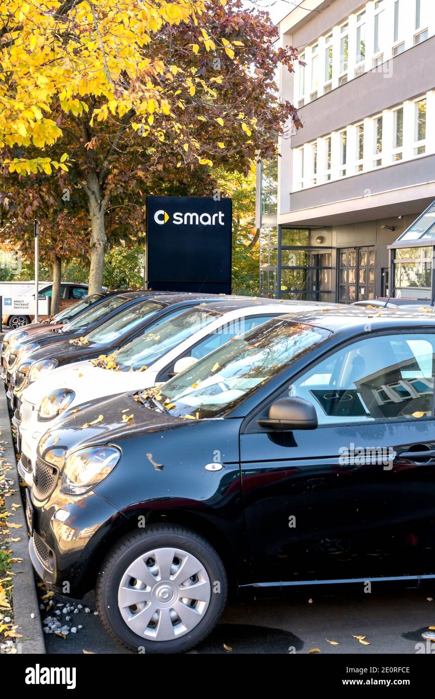 Smart showroom cars car hi-res stock photography and images - Alamy